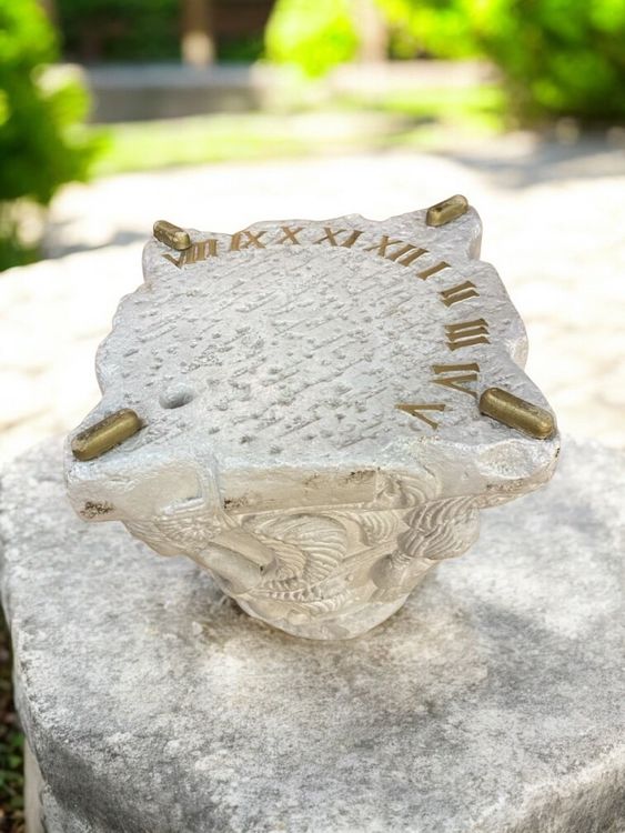 142 Grosse, antike Sonnenuhr aus Gusstein mit Reliefs (Gebraucht) in ...
