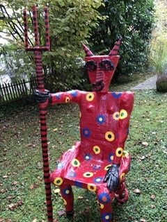 Original Thonet Sessel verwandelt in Teufel aus Papiermachée (Gebraucht ...