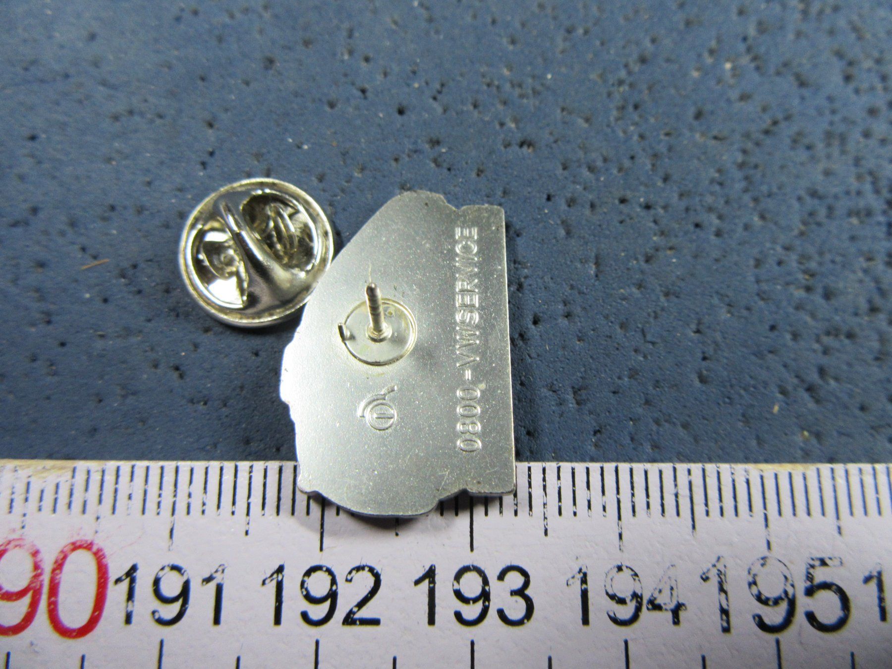 VW VOLKSWAGEN MOBIL SERVICE AUTO PIN GEPRÄGT SILBRIG GESTEMP (Gebraucht ...