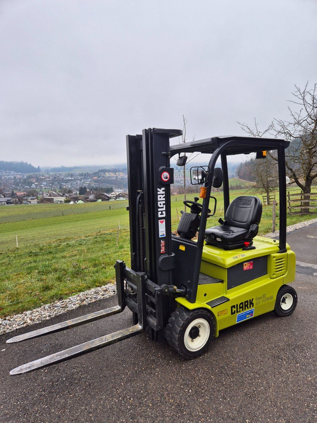 🔝🚨Clark Stapler 2 t El. in Top Zustand und nur 600 h🚨🔝 (Gebraucht) in ...