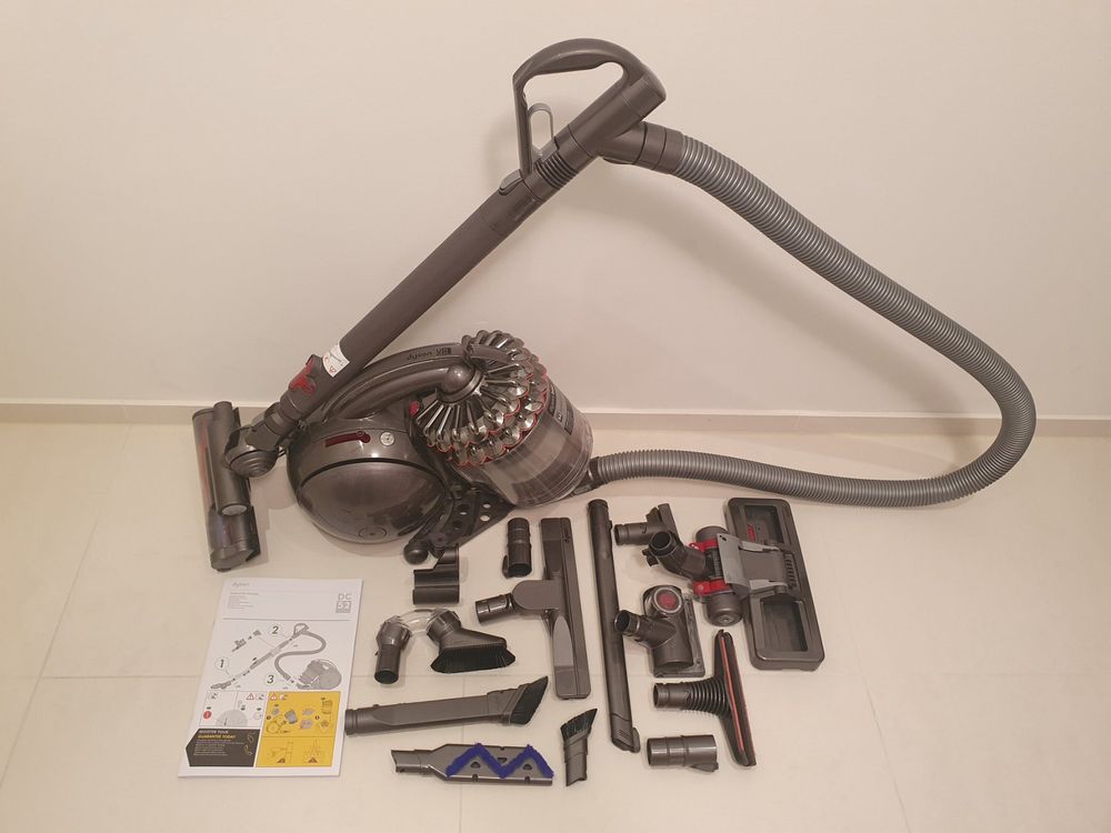 Dyson DC52 Staubsauger mit viel Zubehör | Kaufen auf Ricardo
