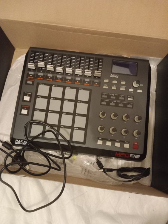 AKAI MPD32 USB MIDI PAD CONTROL (D'occasion) à Le Grand-Saconnex pour ...