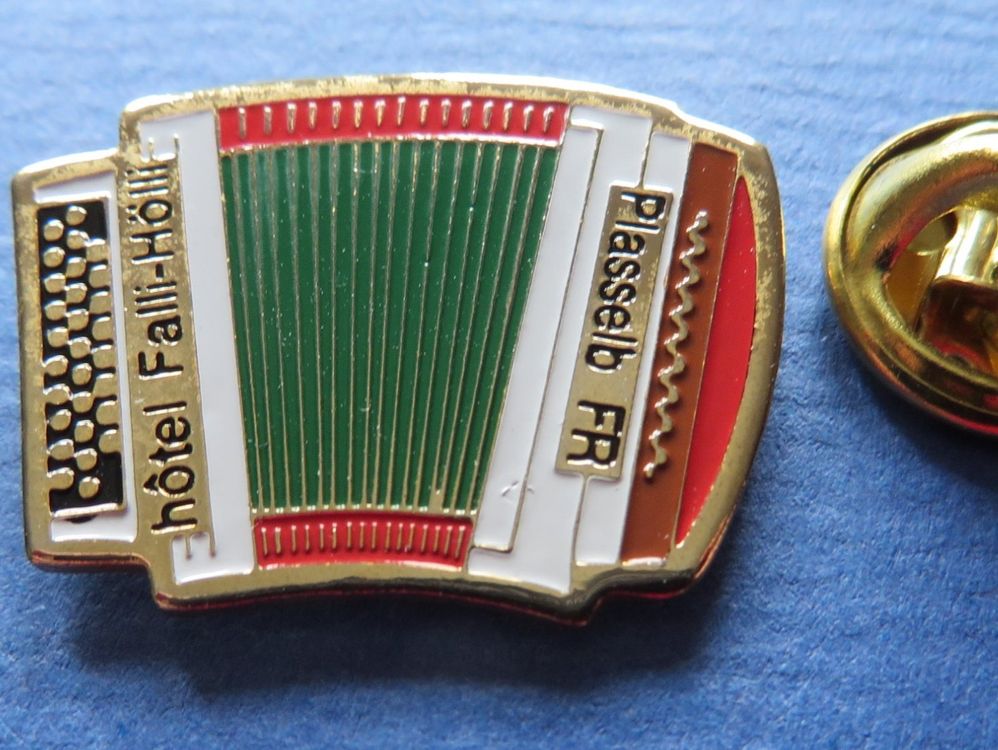 PIN'S PIN,HOTEL FALLI-HÖLLI,PLASSELB FR,HANDORGEL, ACCORDÉON | Kaufen auf Ricardo