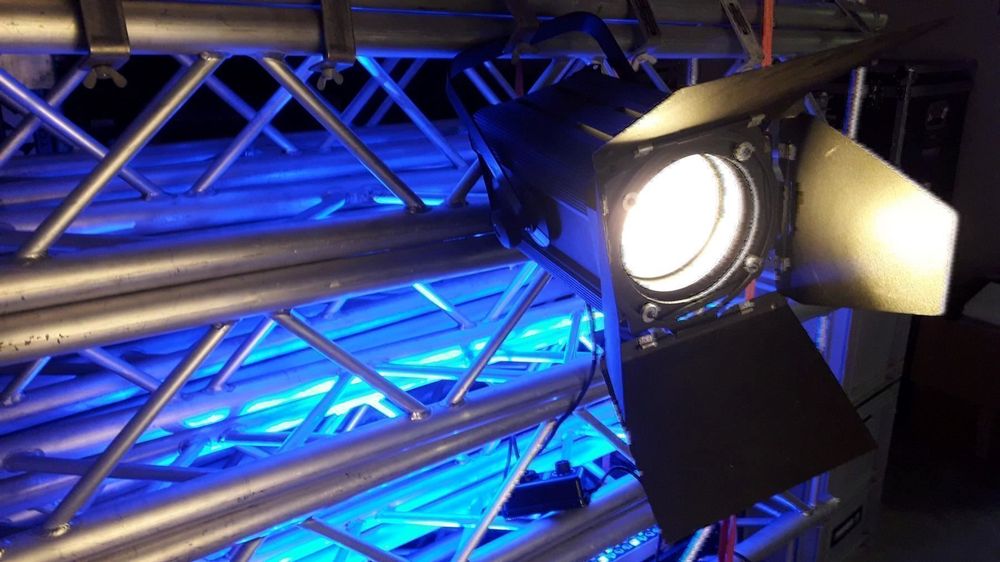 12x Theater-Scheinwerfer Fresnel mit Torblenden 1000 Watt | Kaufen auf Ricardo