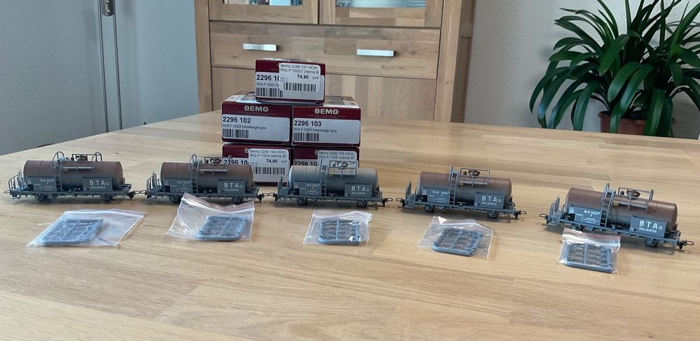 Lot des 5 wagons Bemo RhB HOm (Neu und originalverpackt) in Arzier-Le ...
