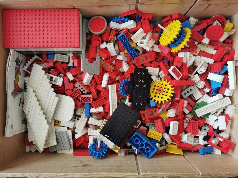 LEGO, une caisse pleine de briques ! ! (Gebraucht) in Zürich für CHF 10 ...