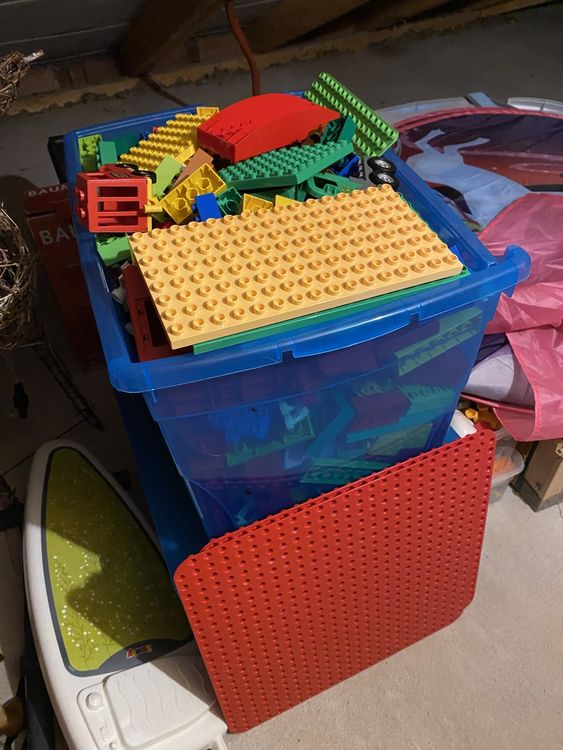 Legos - 2 Kisten Legos, plus zusäztlich viele Tieren (Gebraucht) in ...