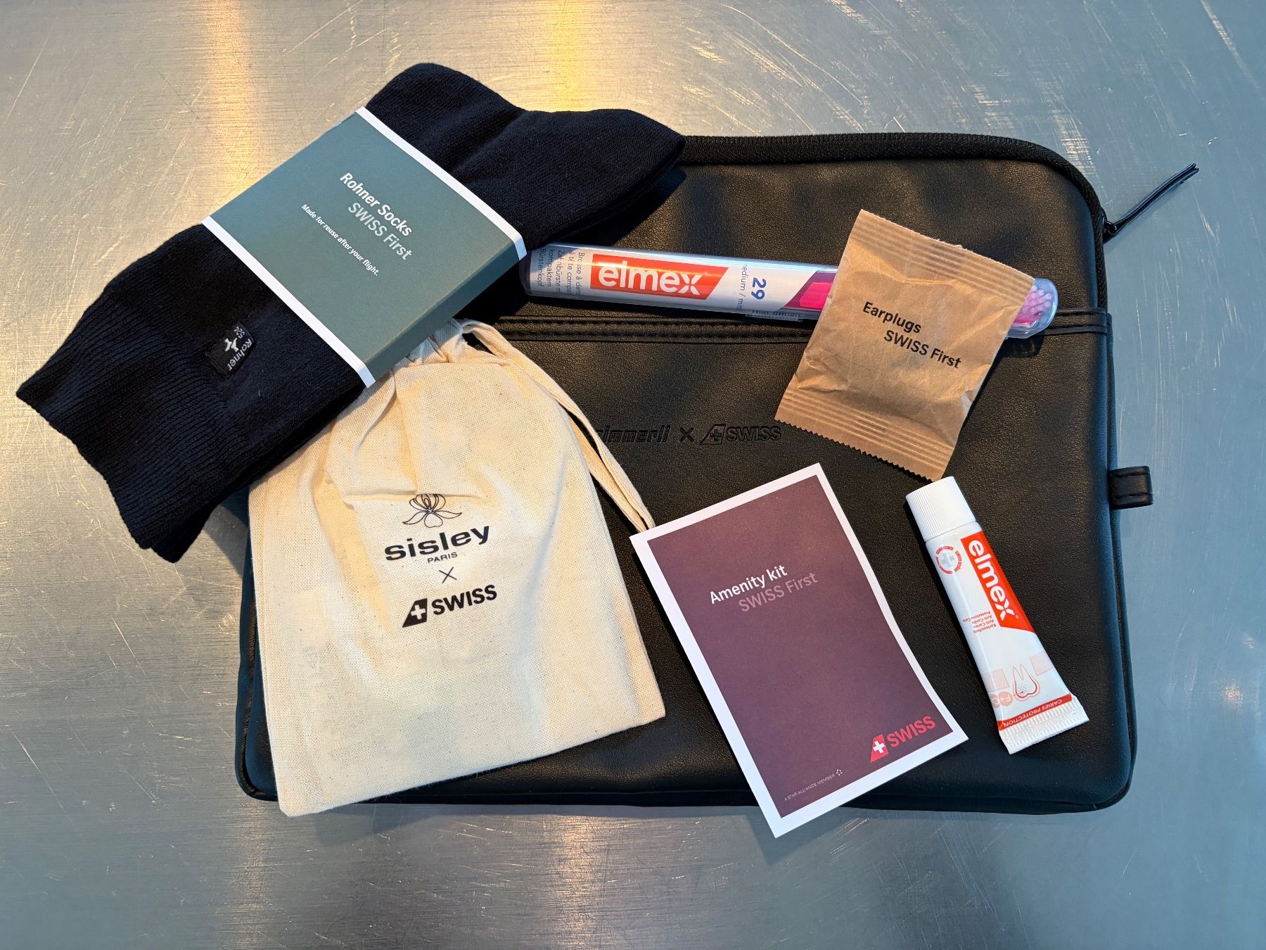 Swiss First Class Amenity Kit + Zimmerli Pyjama - Neu (Neu und ...