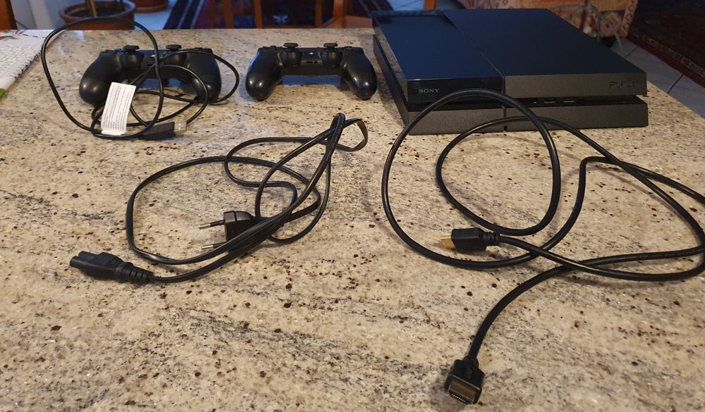 Sony PS4 Console (Base 500 GB) with 2 controllers and cables (Gebraucht ...