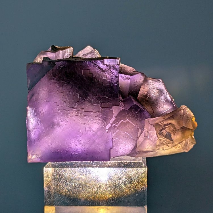 FLUORIT VIOLETT in STUFENFORM, grosser Kristall (Nuovo (secondo la ...