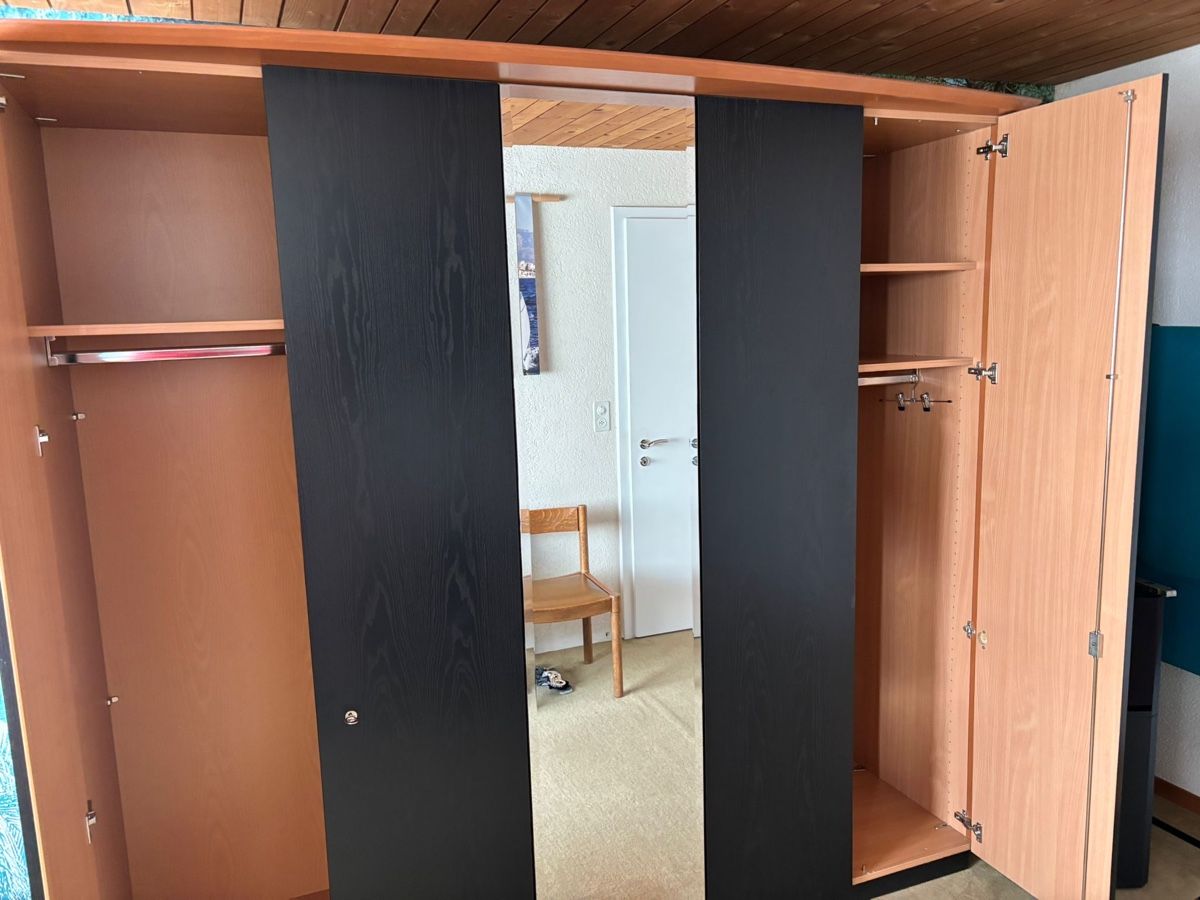 Grosser Kleiderschrank, schwarz mit Spiegel, Top Zustand! (Gebraucht ...