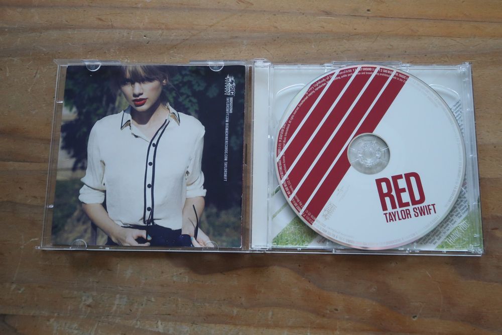 TAYLOR SWIFT - RED - Deluxe Edition - 2x CD (Gebraucht) in Basel für ...
