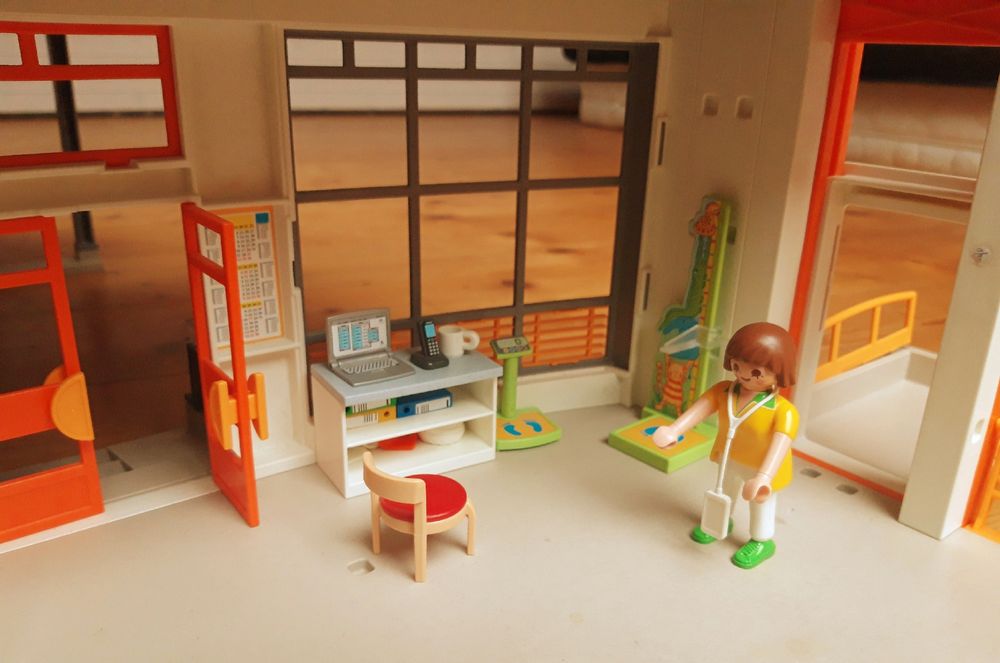 Playmobil Kinderklinik (3 Stöcke) mit Landeplatz (Gebraucht) in Wattwil für CHF 110 – mit ...