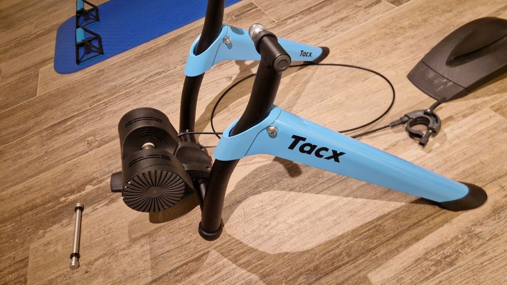 Tacx Boost Rollentrainer inkl. Adapter für Steckachse (Gebraucht) in ...