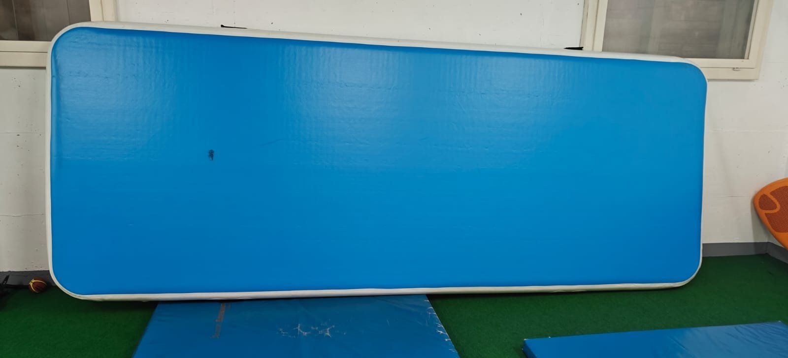 Airtrack 4m x 1.5m x 20cm – Sprungspaß garantiert! (Gebraucht) in ...