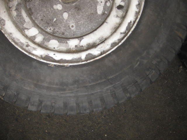 Pneu mit Felgen / Rad / Räder / Pneurad / Wagenrad (Defekt) in Neudorf ...