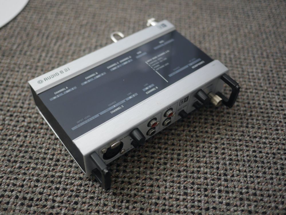 Native Instruments Audio 8 DJ inkl. Traktor Scratch (Usato) a Basel per ...