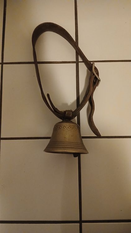 Ancienne cloche de vache en laiton avec ceinture cuir | Kaufen auf Ricardo