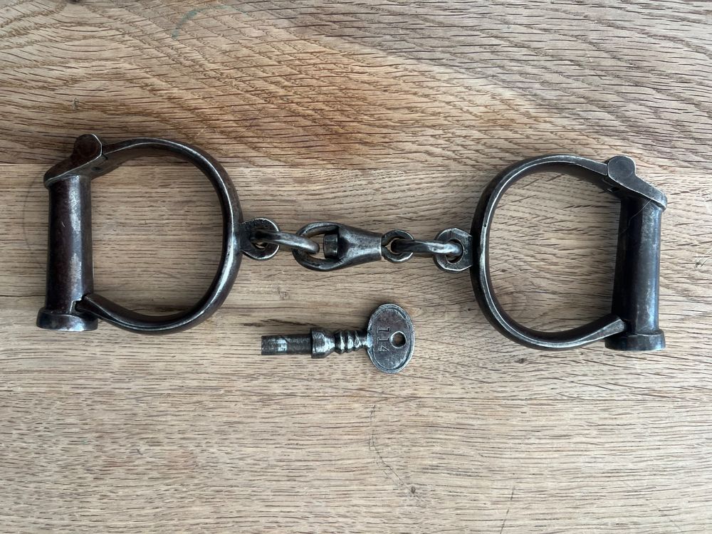 Antike Handschellen Hiatt Best Warranted Wrought (24/161) (Gebraucht) in Hermetschwil-Staffeln ...