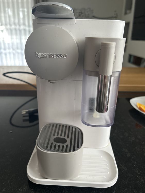 Nespresso delonghi Coffee Machine White (Gebraucht) in Dübendorf für ...