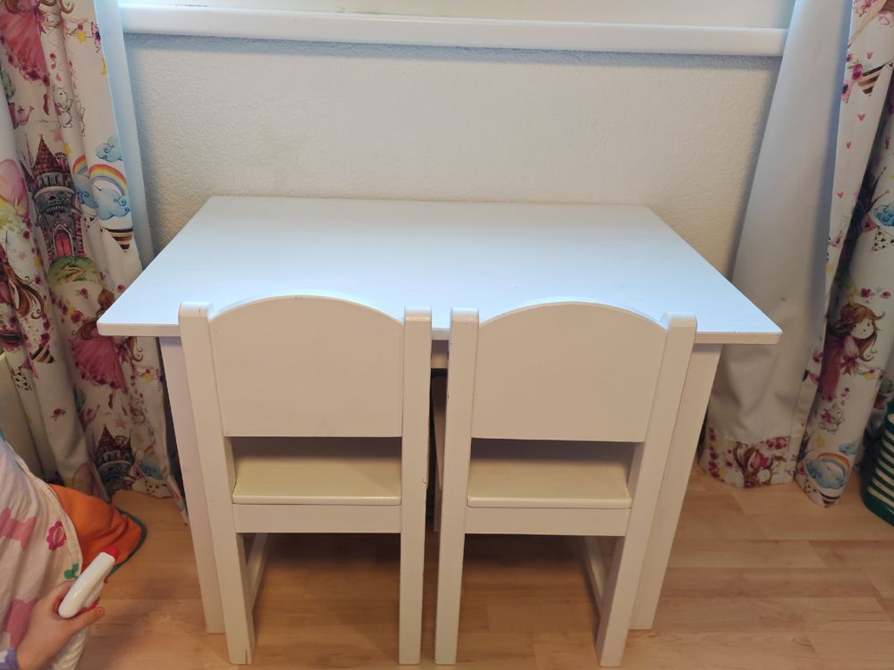 Kindertisch mit 2 Stühlen, weiss (Gebraucht) in Alikon für CHF 25 – nur Abholung auf Ricardo kaufen