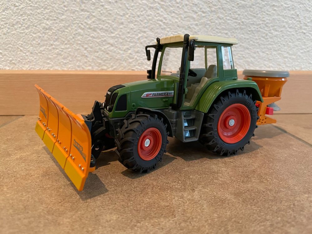 SIKU Fendt Farmer 411 Vario mit Schneepflug und Streuer | Kaufen auf Ricardo