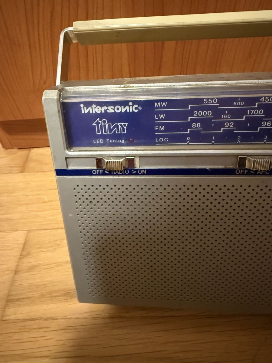 Radio Intersonic Tiny vintage AM/FM, parfait pour l'été! (Gebraucht) in ...