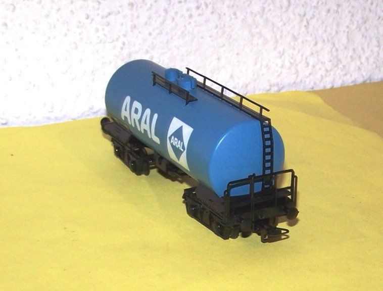 Kleinbahn H0 355 A: Kesselwagen ARAL 4-achsig, modernes Logo (Neu und originalverpackt) in ...