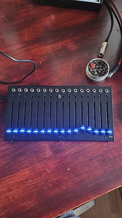 Michigan XVI DESKTOP 6 Channel CV/MIDI Fader Bank (Gebraucht) in Genève ...
