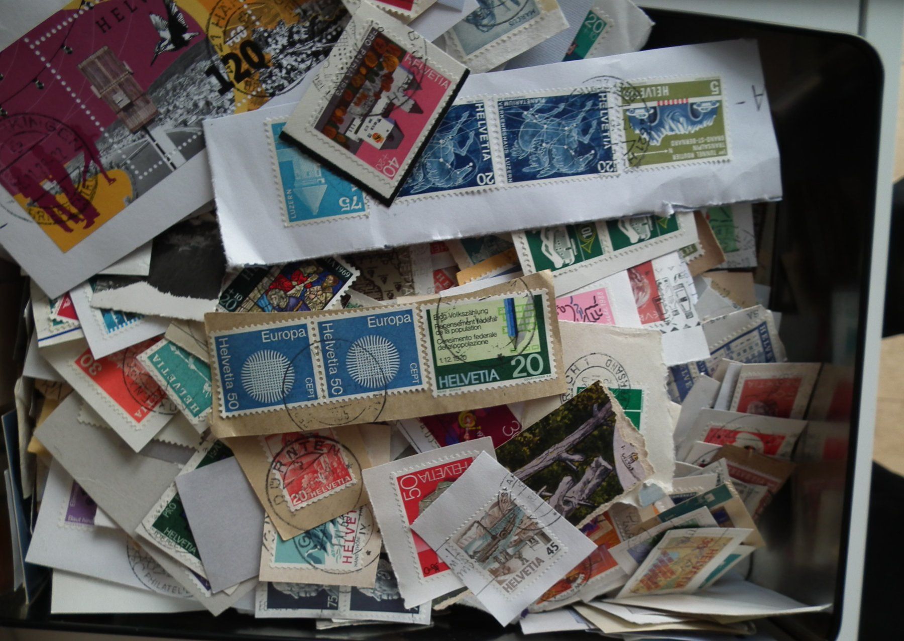 Briefmarken CH Diverse in schöner Basler Taube Blechdose (Gebraucht) in ...
