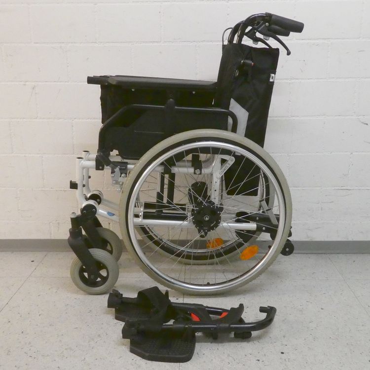 Rollstuhl Dietz, SB 44 cm, Zusatzbremsen, nur CHF 239 (Gebraucht) in Lengnau für CHF 239 – mit ...