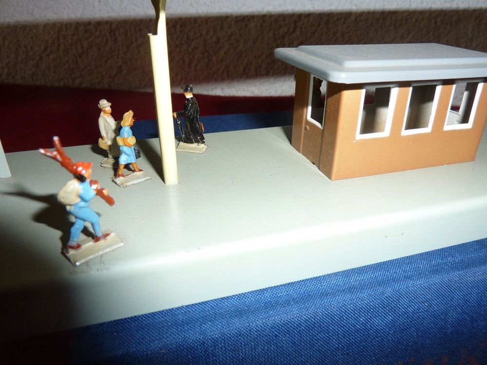 Märklin Spur H0, Bahnsteig mit Figuren | Kaufen auf Ricardo