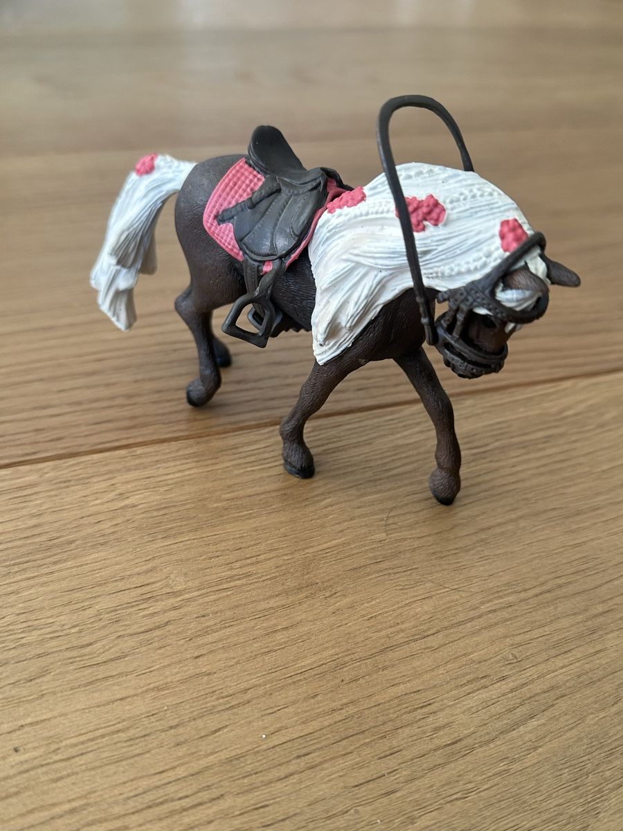 Spezielles Schleich Pferd, braun mit Sattel und Zaumzeug (Gebraucht) in ...