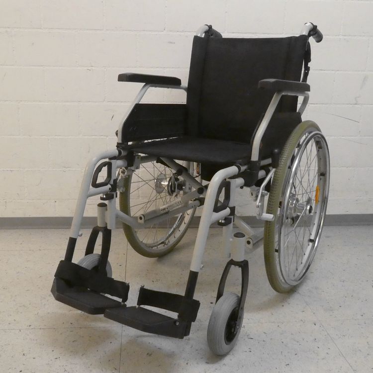 Rollstuhl B&B, SB 43,5 cm, Zusatzbremsen, nur CHF 189 | Kaufen auf Ricardo