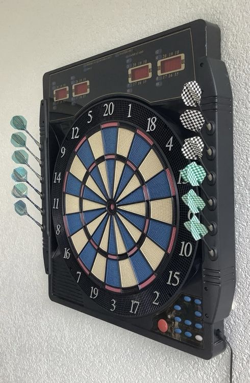 Dart-Automat mit 18 Darts und Ersatzspitzen | Kaufen auf Ricardo