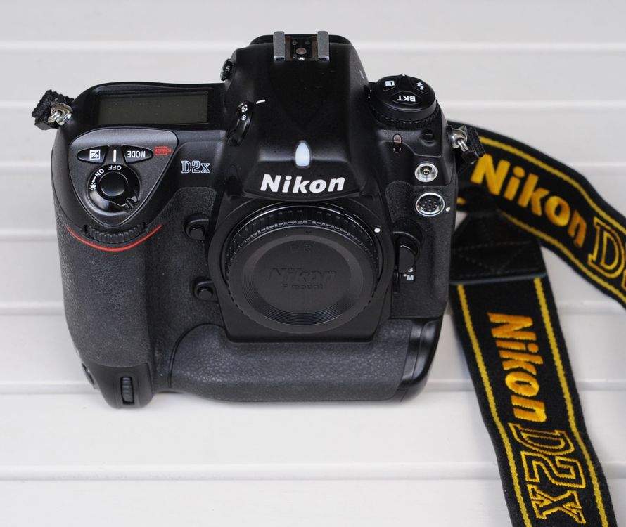 NIKON D2x BODY - nur 13700 Auslösungen - neuer Akku (Gebraucht) in ...