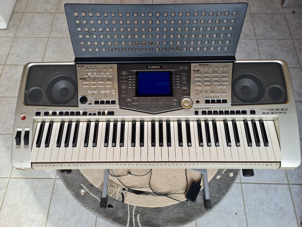 YAMAHA PSR2000 Keyboard inkl. Keyboardständer + Notenbücher (Gebraucht ...