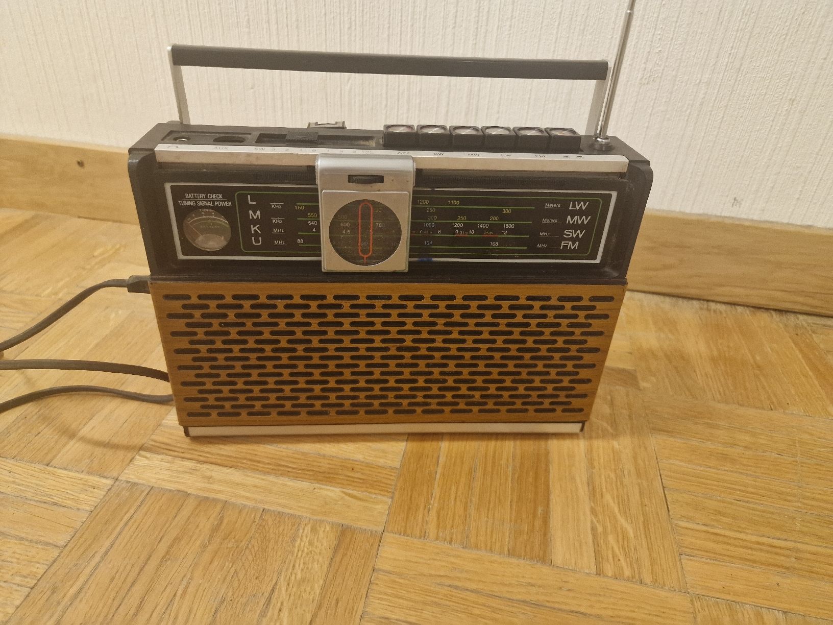 Radio portable Apco Deluxe 7528 vintage bois (Gebraucht) in La Chaux-de ...