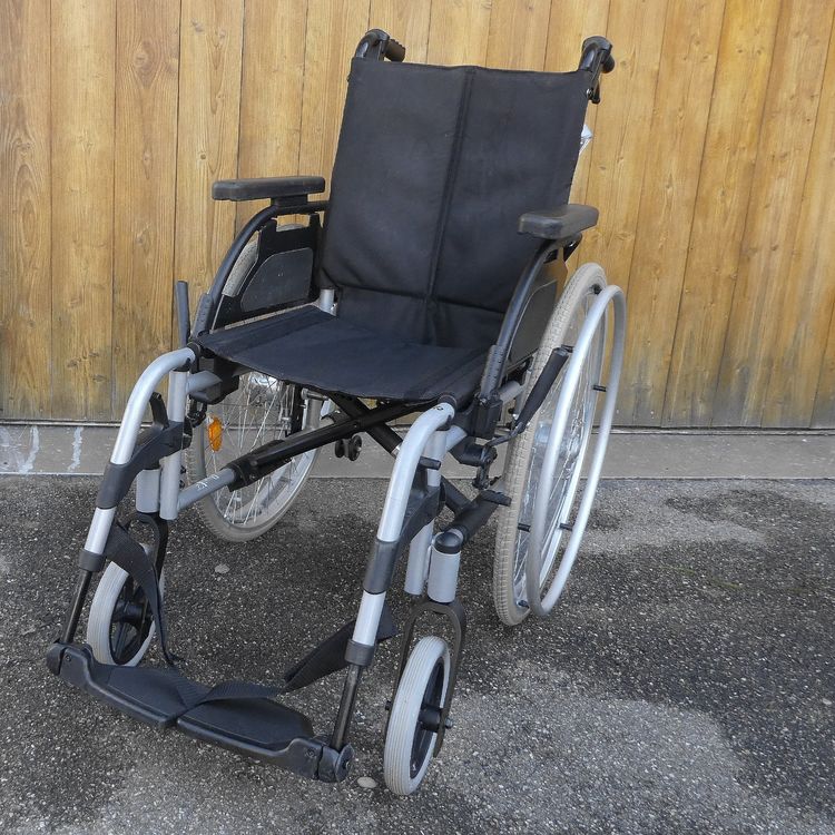 Rollstuhl Breezy, SB 42 cm, Zusatzbremsen, nur CHF 229 (Gebraucht) in Lengnau für CHF 229 – mit ...