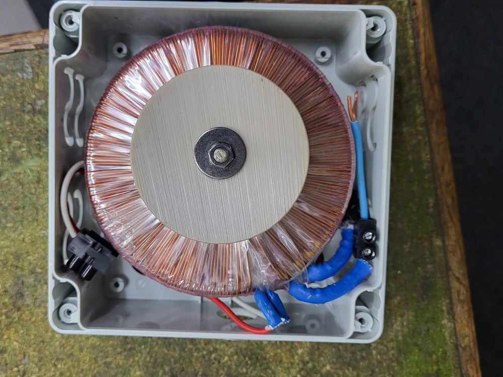 Ringkern-Transformator 100VA 220V auf 12V im Gehäuse (Gebraucht) in Dürnten für CHF 3 – mit ...