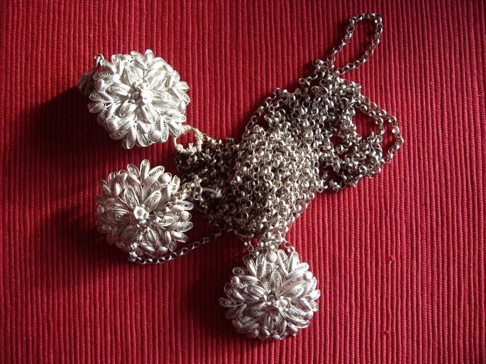 Trachtenschmuck zur Berner Sonntagstracht (Gebraucht) in Meggen für CHF 100 – mit Lieferung auf ...