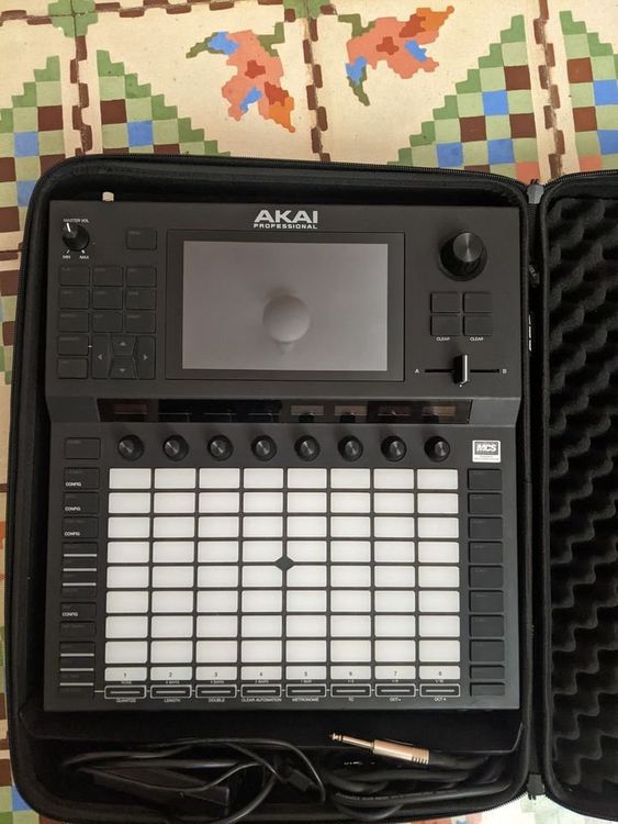 Akai Force mit UDG Tasche | Kaufen auf Ricardo
