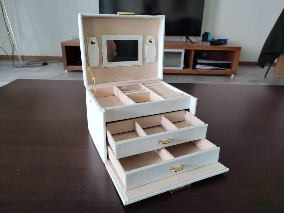 Boîte à bijoux en cuir neuve (Neuf (Voir description)) à YVERDON-LES ...
