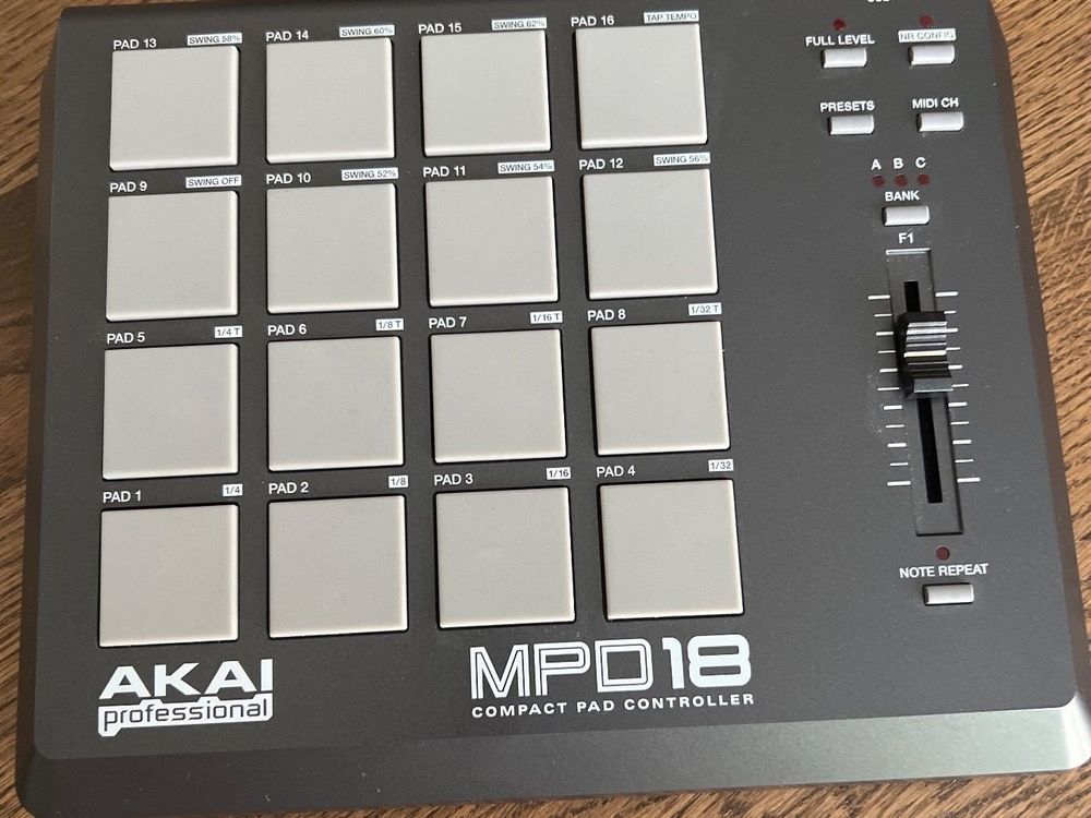 AKAI professional MPD18 compact pad controller | Kaufen auf Ricardo