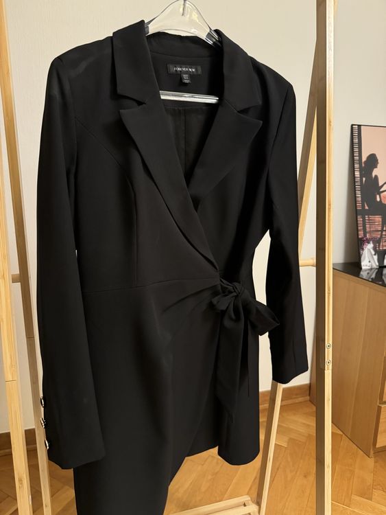 Robe blazer noire élégante avec ceinture à nouer (Gebraucht) in Lausanne für CHF 50 – mit ...