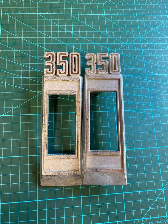 Chevrolet 350 Emblem Paar - US Car Vintage Muscle Car (Gebraucht) in ...