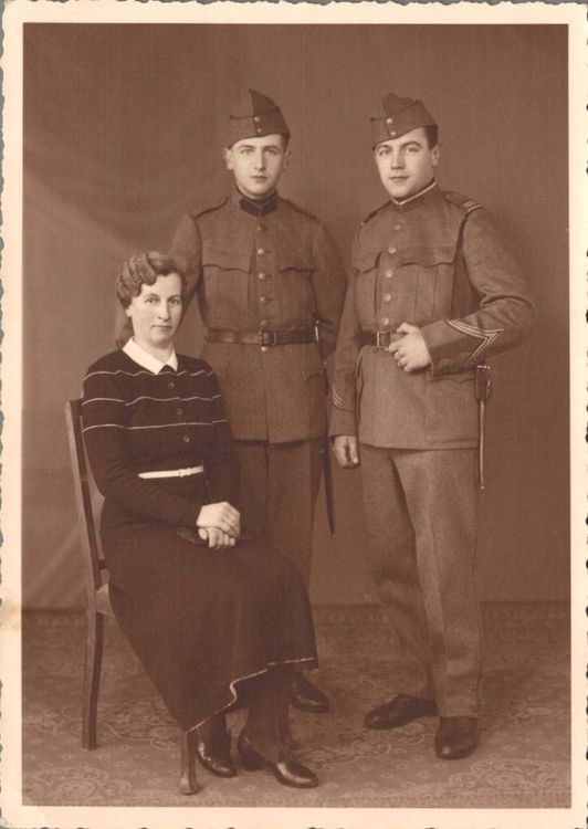 2 Soldaten mit Frau, A. Albrecht, Fotograf, Siebnen, 1940 (Gebraucht) in Luzern für CHF 1 – mit ...