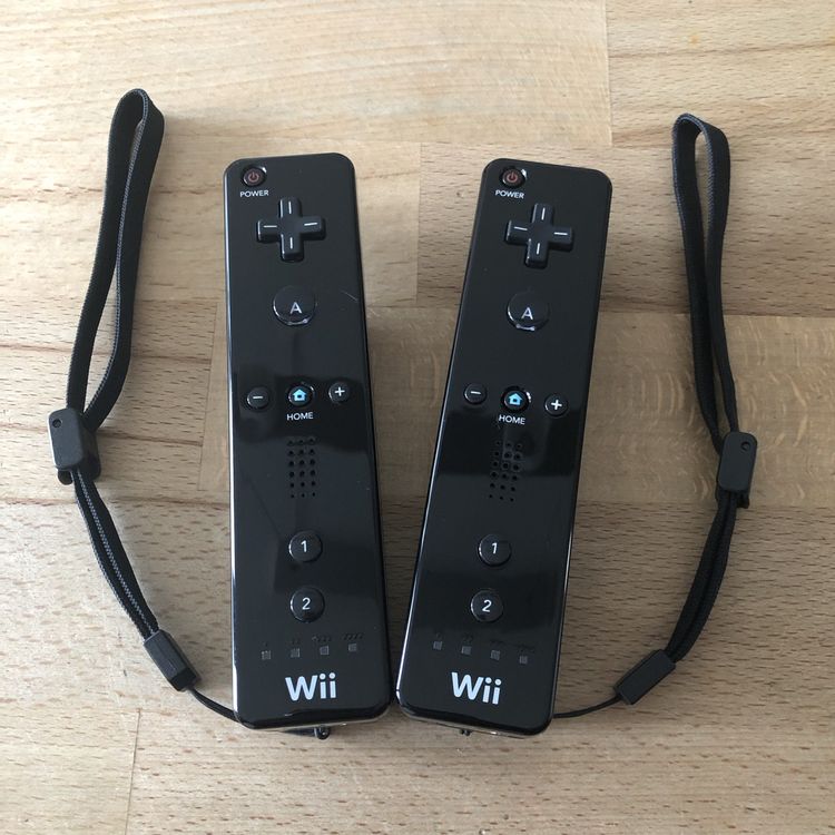2 originale Nintendo Wii Remote Controller in Schwarz (Gebraucht) in ...