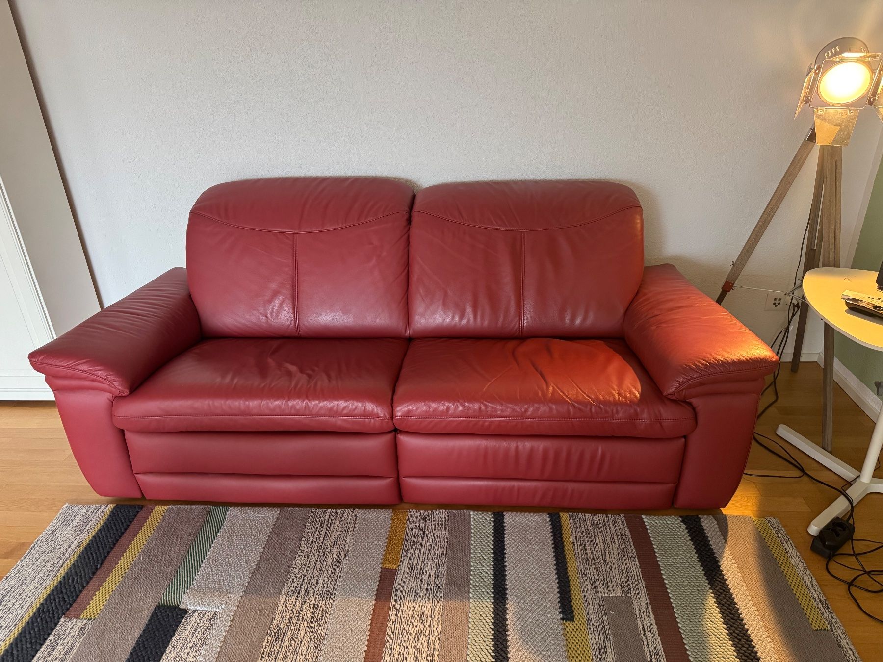 Ledersofa elektrisch verstellbar mit zwei Sitzflächen (Gebraucht) in Winterthur für CHF 150 ...