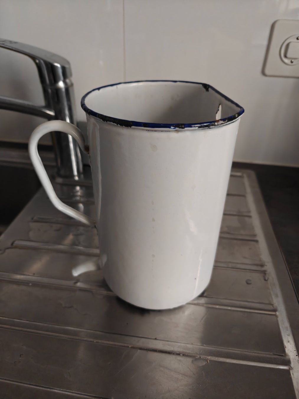 Vintage enamelware blue white irrigator pot wall hook handle (Gebraucht ...